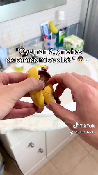 Con este estuche tu hijo nunca olvidará cepillarse los dientes🍌😁 #madres #higiene #mochila #cepillodedientes Ya no tendrás que preocuparte por las bacterias ni por llevar todo suelto. Es un 2 en 1 con espacio para tu cepillo y la pasta de dientes, manteniéndolos siempre protegidos. Perfecto para el colegio, trabajo o los viajes. Compacto, ligero y resistente, acompaña a los tuyos a donde vayan.❤️