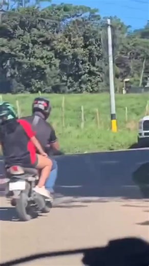 No se aguantaban las ganas ;pareja de calenturientos en supuesto estado de hebriedad por irse dando cariñitos se dieron su buen toque y quedaron con la moto encima ...si andaban bolos ahi se les bajo y si ivan para otro lado no creo que logren su cometido sera en otra campeon ... | La Hora de El Corpus
