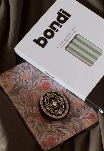 • New case alert 🌱 This case caught my eye with its curved shape, but what really sold me was the magnetic in the back—being able to move my popsocket to either side is a hell yes! @bondicases #bookstagram #bookstagrammer #kindlecase #kindlecolorsoft