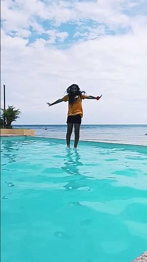 Handstand swim challenge sa pool