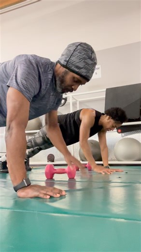 🔥 Great Core Circuit 🔥 Dumbbell Pull-Thru’s 💪 Bird Dog 🐶 Single-Leg V-Ups ⬆️ Toe Touch Crunch w/ DB 🏋️‍♀️ Your core does so much more than just look good — it’s your powerhouse. It supports your posture, protects your spine, and keeps you strong through every move — in and out of your workouts. Trust me, you want that strong foundation — not just for the gym, but for life. 👊 And I saw that… my hubby made that face after this workout 😅 You know, the “OMG she’s killing me!” face 😂 Don’t wo