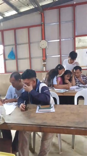 Group Activity in constructing simple sentences. | Regine Jing Labadan