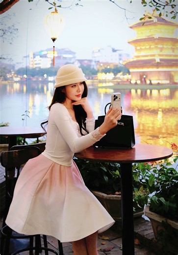 "Bình minh luôn rực rỡ, hoàng hôn luôn dịu dàng, nhân sinh rất lãng mạ...