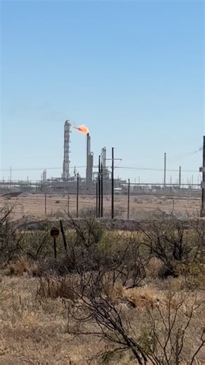 Texas Methane Flares: Compressor Station Magic! 🔥🏭 (What You’re Seeing) 🔥 That glowing Texas sky? Compressor stations flaring methane (natural gas byproduct) 24/7 while processing petroleum. Nowhere to pipe the excess gas, so it burns off—wasted energy lighting up the night like alien tech. Cool to watch, wild to think about. Tag a night-shift worker, like if you’ve seen these beasts, and follow for more Texas industrial eye candy! #MethaneFlare #MethaneFlare #TexasOilfield #CompressorStation