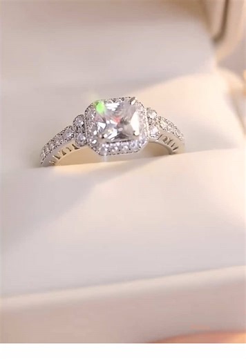 Elegant 2-Piece Square CZ Wedding Ring Set