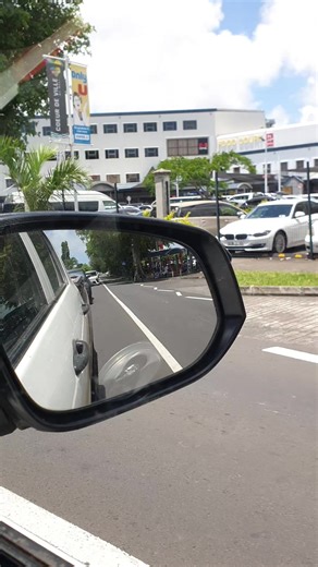 Accident devan lentré super U flacq. 06 jan 2026. #mauritius🇲🇺 #accident #newyear2026 #superU #honda