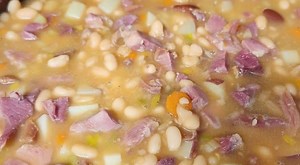 🍲 White Beans & Ham Hock Soup Old-fashioned comfort food at its best. This hearty White Bean and Ham Hock Soup is simple, filling, and full of rich, slow-simmered flavor. It’s the kind of meal that warms you from the inside out — perfect for chilly days and cozy family dinners. 🧾 Ingredients 1 lb dried navy beans 1 ham hock (or ham bone) 1 large onion, chopped 2 carrots, peeled & chopped 2 celery stalks, chopped 2 cloves garlic, minced 6 cups chicken or vegetable broth 1 bay leaf 1 tsp dried t