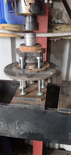 1 for the techs out there ford transit wheel bearing hack, hands up who used to spend ages with a grinder cutting the old bearing off 🙋🏻‍♂️ For all enquiries servicing and repairs cars and light commercial give us a call 01244-881555 🚗🔧 | Chester Clutch & Service