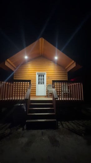 Some behind-the-scenes moments from my time in Yellowknife! I got to stay in the cutest cabin of all time for the month of November and it was such a special experience! From seeing the northern lights for the first time to mentoring emerging artists.. We recorded demos, performed and collaborated together. I got to explore a new city, make a ton of new friends, share a lot of laughs - and of course, many late nights of karaoke 🤣 Thanks for having me @folkontherocks such an honour to be the 202