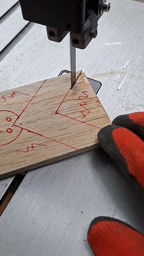 257K views · 462 reactions | Forming a pattern using a bandsaw #woodwork #bandsaw #woodworkingtips #diyproject | Seto Waliadi | Facebook