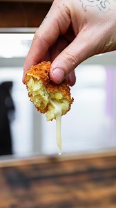 Quando penso alle pizze da preparare, l'idea principlae è che se la devono poter gustare tutti 😎 Per te che sei vegetariano o vegano abbiamo pizza alle verdure nella versione con e senza mozzarella, fritti come crocchette di patate e molto altro che ti aspetta! 🍕 Pizza Crunch in teglia e alla pala 📍Via Tornimparte, 3A - Castelverde 🕐 Aperti dal Martedì al Sabato dalle 11:00 alle 22:00 🕐 Domenica dalle 15:00 alle 22:00 ☎️ Info e Prenotazioni: 39 06 30 32 34 28 🎥 media agency @socialatavola 