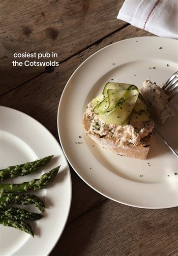 Dinner at The Mason Arms felt like stepping into a scene from The Holiday. low ceilings, a roaring fireplace, and that lived-in country charm you only get in tiny Oxfordshire villages #themasonarms #artistresidenceoxfordshire #cotswolds #ukstaycation #uktravelguide