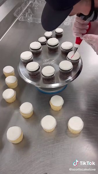 MLB Braves Baseball Cupcakes | DIY Tutorial