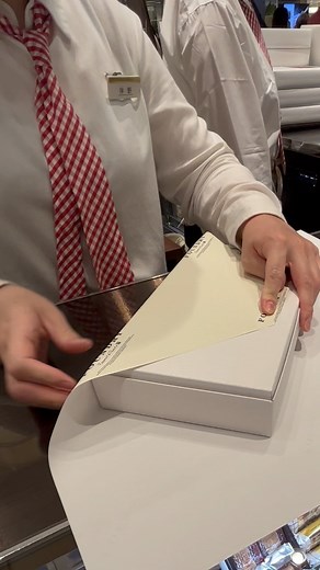 yuca kobayashi | ［Japanese sweets shop］ 🇯🇵お見事なラッピング🇯🇵 Each shop has wrapping design and ribbon coordination in Japan🇯🇵🎁 - Such a impressive Japanese... | Instagram