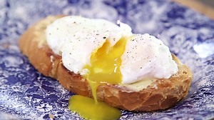 Who fancies poached eggs for breakfast? TV chef Richard Fox says they're a healthy, easy and delicious alternative to fried eggs. See more tips here: http://bit.ly/1Fkw6yk | Asda