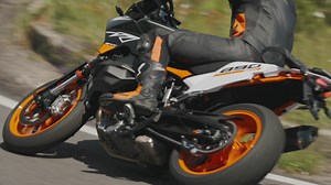 Get geared up for some sideways action on the KTM 890 SMT with #KTMPowerWear! The RADIUS 2-PCS SUIT is perfect for spirited sports touring with its fitted knee sliders and aerodynamic hump. Combine that with a helmet, gloves, and boots from our functional street range and you’ll be set up to slide! Hit here for more info on the functional street range: https://fal.cn/KTM890SMT_PowerWear #KTM #ReadyToRace #WornWithIntent #SportsTourer #KTM890SMT #SMT | KTM