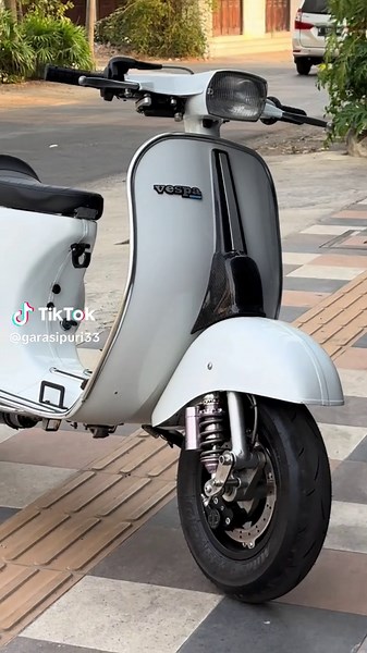 Classic Vespa Small Frame Modifications and Styling Ideas