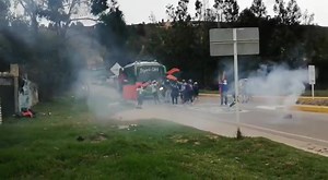 #Atención / Hinchas del Boyacá Chicó interceptaron el bus en el que se desplazaba el equipo rumbo al estadio La Independencia de Tunja, para enfrentar al Deportivo Pasto. El propósito de esta actividad fue el de entregar al onceno boyacense una voz de aliento y ánimo con cánticos de cara al vital partido que tendrán en #Tunja en desarrollo de la Liga BetPlay. | 7N Noticias
