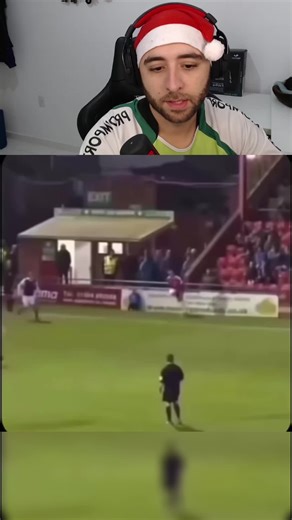 Torcedor invade campo e faz golaço emocionante