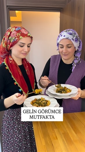 Elif Çep on Instagram: "Herkese selamlar😍Bugün gelin görümce kara lahana yemeği ile mısır ekmeği yapalım dedik.Bizlerin en sevdiği bu eşsiz yemeğin tarifine geçelim 😍Yanında mısır ekmeği nasıl güzel gidiyor.Tadını bilenler bilir.Gelelim tariflere☺️ KARA LAHANA YEMEĞİ 1 kilo kara lahana Yarım çay bardağı sıvıyağ 1 buçuk yemek kaşığı tereyağı İsterseniz terayagı yerine 1 yemek kaşığı iç yağ 1 büyük kıyılmış soğan 1 çay bardağı domates sosu Yarım yemek kaşığı biber salçası 1 yemek kaşığı domates