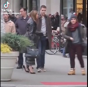 71K views · 1K reactions | Jennifer Lopez est dans la sauce car elle a craché du chewing-gum dans la main de son assistante en plein New York. Elle reçoit toutes sortes d’insultes car ils trouvent son comportement si grossier et méchant. Et ajoutent qu’il n’y a aucune raison de traiter ainsi vos employés. | Le Monde Des Célébrités | Facebook