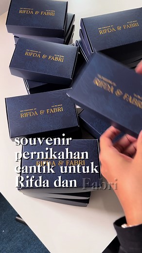 Temenin packing lagi! Kali ini souvenir mya pake softbox 😍😍 #souvenir #weddingsouvenir #souvenirpernikahan