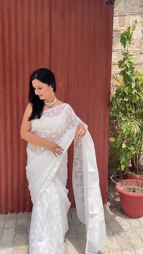 सुकून |•سُکُون | Sukoon We all need it sometimes, but it’s also something we take for granted. We don’t always realize how much peace and quiet can affect our lives until we’re in a place where there isn’t much of it—and then we miss it! Saree: Silk cotton with jamdani motifs #iamaditri #saree #handloomsaree #sixyardsofbeauty #iwearhandmade #ootdfashion | Aditri