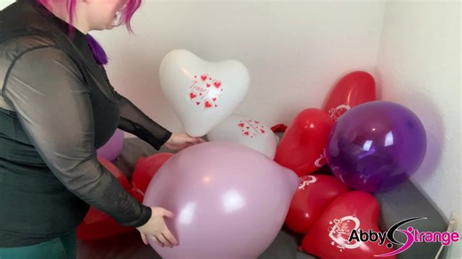 Stomping balloon with heels #stompingballoons #poppingballoons #girlpopballoon #loonergirl #balloonpop