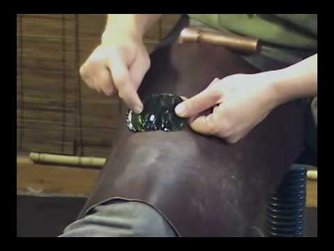 Flintnapping/ How to make glass arrowheads.