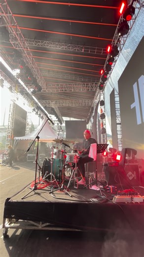 Robby Funkop on Instagram: "ibadah kepada ALLAH SWT itu ga lama kok cuma sampe kita mati aja selesai..semua itu bisa buat bekal kita di akherat yg akan kita tempati selama nya seperti lagu ustadz @derrysulaiman dunia bukan tmpt kita tinggal dunia tempat kita meninggal dan lagu yg semua org tau dunia sementara akherat selama nya ☝️ ear pake @eario_eargasmaudio #halfmath #drummer #justplay #duniasementaraakhiratselamanya"