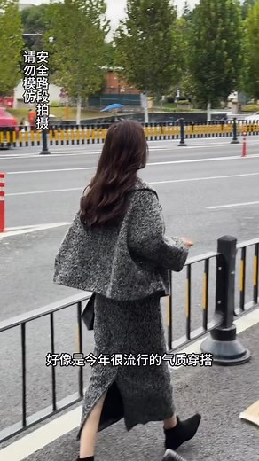 22K views · 139 reactions | Set áo choàng và chân váy, chất liệu vải tweed dày dặn, đính sequin thủ công tỉ mỉ, mang phong cách tiểu thư sang trọng và tinh tế #setdaxinh #vaitweed #ThờiTrangThuDong | Chublack 6 | Facebook