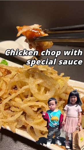 Indulge in the savory flavors of Chopsticks Restaurant with our mouthwatering Chicken Chop with Special Sauce and Black Pepper Ho Fun. 😍 Feast your eyes and taste buds on one of our most popular dishes! #ChopsticksRestaurant #ChristchurchFoodie #FoodieLife