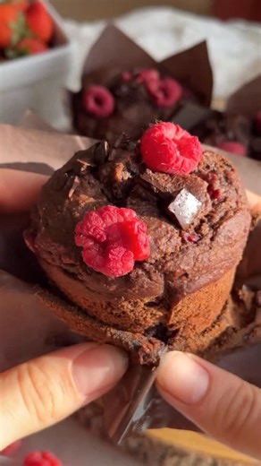 ✨Raspberry Chocolate Muffins✨ There’s nothing I love more than a recipe that’s easy to meal prep, tastes like dessert, but is packed with nutritious ingredients, and these raspberry chocolate muffins check all three of those boxes🥰 ✨Ingredients 2 cups oat flour (210g)* 1/2 cup all-purpose flour (104g, strong white flour in the UK) 1/4 cup cocoa powder 1/4 cup chocolate protein powder 1/4 cup sugar 3 tsp baking powder 2 tsp espresso (optional) 1/4 tsp salt 1 cup mashed ripe banana (about 2 large