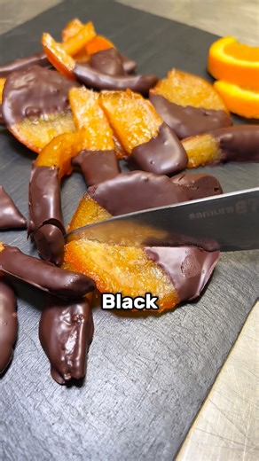 Hugo Zeldine on Instagram: "Ma recette d’orangette 🍊🍫 Aujourd’hui, je te donne ma recette d’orangette ✨ commenter « ebook » sur cette vidéo tu recevras automatiquement le lien en message privé ✨ Ingrédient pour les orangettes : - orange bio 1 kg - Sucre 500g - Eau 2 l - Chocolat noir 200g 1. laver les oranges 2. Peler à vif les oranges (avec la chair, tu peux en réaliser du jus ou une marmelade) 3. Blanchir quatre à six fois les écorces ( blanchir définition : cuire à l’eau départ eau froide j