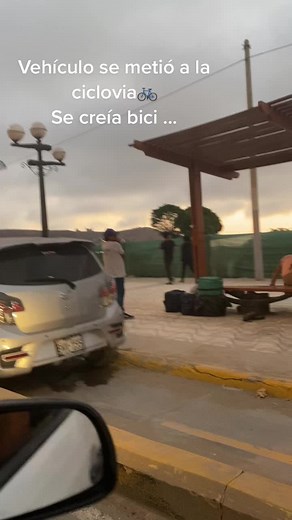 #LiveOutlandish #malconductor #carroenlaciclovia #barrancolimaperu #barranco #playasombrillas