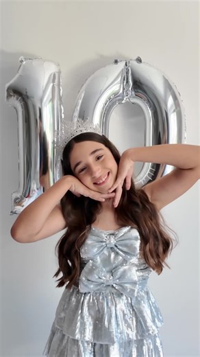 Nicole Tactuk on Instagram: "Hoy la casa celebra a su rayito de sol☀️🎉 Nuestra cuqui cumple 10 añitos y no puedo creer lo rápido que crece. La más pequeña de la casa, la de la risa contagiosa, la que llena todo de alegría con solo llegar. Gracias cuqui por hacerme tan feliz todos los días, la vida es más bonita junto a ti. PapaDios te proteja siempre y te regale una vida larga, llena de risas, salud, amor y momentos mágicos. ¡Feliz cumpleaños princesa de mamá! 👸🏻✨ Vestido @tartineandkisses •