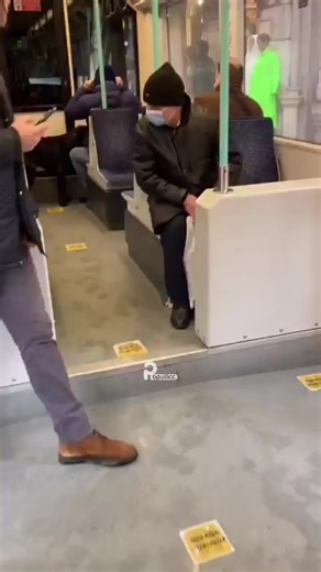 Hind-İstanbul'da sıradan bir gün! Tramvaya binen bir sokak köpeği, cam kenarındaki yolcuyu kaldırıp yerine oturdu. | Şanlı Türk Askeri ve Polisi