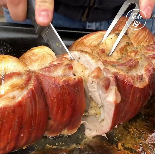 4.9M views · 59K reactions | Russian chef preparing delicious pork belly roast Credit: Печи Александр - youtube.com/c/pechialexan I @pompeiskaia - instagram.com/pompeiskaia/ | Taste Life | Facebook