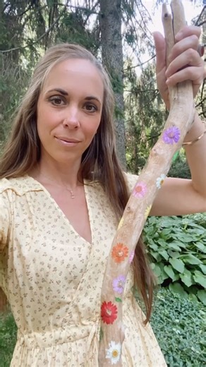 The hiking stick of your cottagecore dreams♥️🌿 I made this hiking stick years ago and it’s held up nicely 😍 I thought I’d add a few more pressed flowers to show you how easy it is to make! Comment HIKE and I’ll send you the 10 hiking stick craft/activity ideas! #cottagecore #pressedflowercrafts #pressedflowers #hiking #hikingstick #diysummer #summercrafts #diycrafts | Little Pine Learners