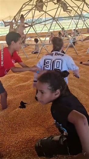 I gave $5 to a kid to prank my bestie… and he nailed it 😭🌽