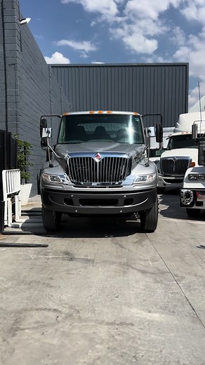 International 4400 DT466: Truck for Sale