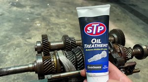 หัวเชื้อน้ำมันเกียร์ STP Oil Treatment Gearboxes คุณสมบัติ : ลดการสึกหลอของชุดเกียร์และเฟืองท้าย ลดการเสื่อมสภาพของน้ำมันเกียร์ ลดปัญหาเสียงดังที่มาจากเกียร์และเฟืองท้าย ช่วยให้เปลี่ยนเกียร์ได้ง่ายขึ้น หนึ่งหลอดใช้ได้กับน้ำมันเกียร์และน้ำมันเฟืองท้ายได้สูงสุด 5 ลิตร ข้อควรระวัง : ไม่แนะนำให้ใช้กับเกียร์อัตโนมัติ และเฟืองท้ายลิมิเต็ดสลิป ห้ามใช้กับระบบขับเคลื่อนคลัตช์เปียก/คลัตช์คู่ ราคาเพียง 329 บาท ส่งฟรีเก็บเงินปลายทาง | ยางทองอะไหล่ยนต์ Auto Service อ.ชุมพวง จ.นครราชสีมา