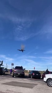 128K views · 3.1K reactions | Dos piezas de la historia de la aviación se han perdido hoy en los cielos de Dallas, TX  un P-63 King Cobra se estrelló contra un B-17 Flying Fortress durante el espectáculo aéreo "Wings Over Dallas", ambas aeronaves han resultado destruidas y lamentablemente ninguno de sus ocupantes han sobrevivido. | El Aviador Todo Sobre Aviacion | Facebook
