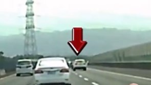 後車全直擊！黑貓國道上噴飛車外 翻滾慘死