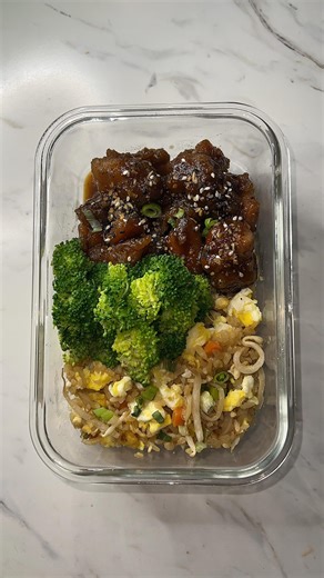 𝐇𝐢𝐠𝐡 𝐏𝐫𝐨𝐭𝐞𝐢𝐧 𝐌𝐞𝐚𝐥 Fried Rice (No WOK) Steam Broccoli w Bourbon Chicken 𝐅𝐫𝐢𝐞𝐝 𝐑𝐢𝐜𝐞👇 One day old starch removed Jasmine Rice Eight (no salt) scrambled Eggs Finely diced Celery& Onions Steamed diced raw carrots Saluted Bean sprouts Soy sauce (low sodium) Seaseme Oil 𝐒𝐢𝐦𝐩𝐥𝐲 𝐒𝐭𝐞𝐚𝐦𝐞𝐝 𝐁𝐫𝐨𝐜𝐜𝐨𝐥𝐢 (𝑙𝑖𝑔𝘩𝑡𝑙𝑦 𝑠𝑎𝑙𝑡𝑒𝑑, 𝑝𝑖𝑛𝑘 𝐻𝑖𝑚𝑎𝑙𝑎𝑦𝑎𝑛) 𝐁𝐨𝐮𝐫𝐛𝐨𝐧 𝐂𝐡𝐢𝐜𝐤𝐞𝐧👇 2Ibs Cut up chicken thigh’s (lightly season) After seasoning add Bourbon Al