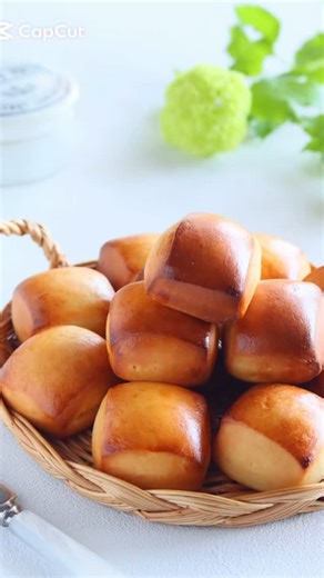 あいりおー on Instagram: "いつかのパヴェヾ(´︶`♡)ﾉ 生クリームが余ってる時にだけ作るので滅多に作らないけど、この時はいっぱいあって、パヴェとミルクブレッドの両方生クリーム系のパン焼けました◝(⑅•ᴗ•⑅)◜..°♡ 生クリームってないとちょっと不安なんだけど(笑)たくさんあると消費に焦る矛盾🤣 ←これわかる人いる？ パヴェはいい感じに焼けました‪‪*°♡ ミルクブレッドはボツにしたい感じに焼けました🤣🔨 そんな日もあるよね(∗ˊᵕ`∗) セーラちゃんとmokoさんからプレゼントしてもらった電動ナイフ🔪でやわやわなミルクブレッドをスライス‪‪*°♡ @se_ra0227 @mokotto_moko こんな焼き立てのパンも綺麗に切れちゃうなんて‪‪*°♡ 電動ナイフはふわふわ焼き立てとか、フルーツ乗ったケーキを切るのにめっちゃ最高！ これからいっぱい使わせてもらうね！ありがとう🧡 そしてパヴェと一緒に写ってる可愛いアンティークな陶器の容器とナイフはキッシュが激うまなポポラスさんのmintoちゃんから‪‪*°♡ @popolus2024 この後もいろんなお菓子