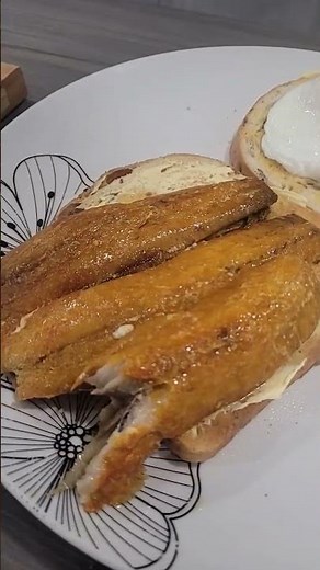 "Easy Boil in the Bag Kippers Recipe with Buttery Toast and a Poached Egg"