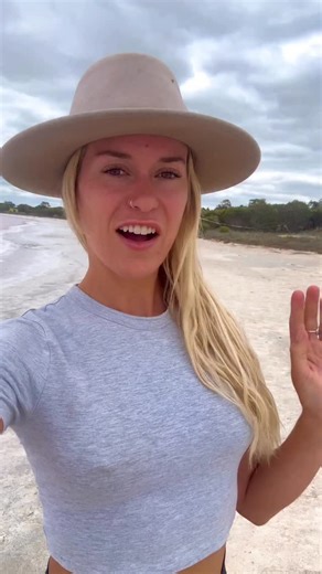 How cool is this 😍😍 I’ve been past pink lakes before but factors including the time of year, recent rainfall and temperature all dictate how pink they really get. So glad I got to see this on what seemed to be the perfect mix 🙌🏼🙌🏼 (I was going to do a voiceover on how lakes are pink but I can’t pronounce half these words lol) ‘Pink lakes are due to a combination of high salinity and the presence of microorganisms, mainly the algae Dunaliella salina and Halobacterium. These organisms produc