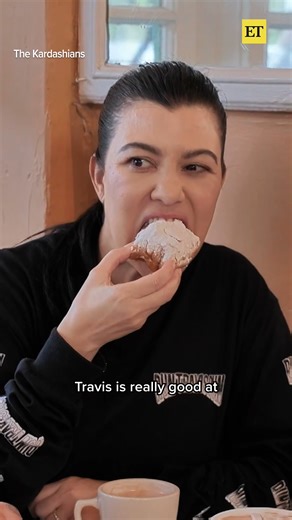 5.7M views · 32K reactions | Kourtney Kardashian’s 퐯퐢퐛퐞 퐫퐢퐠퐡퐭 퐧퐨퐰 is just trying to eat her beignet in peace on 'The Kardashians.' | Entertainment Tonight | Facebook