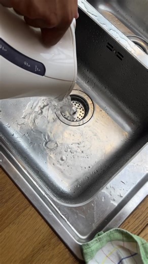 ⚠️ Du calcaire dans ta bouilloire ? Voici comment s’en débarrasser simplement. 🥄 1. Verse 1/3 de vinaigre 2/3 d’eau ⏰ 2. Laisse agir 🚿 3. Vide dans l’évier 💦 4. Remplis d’eau claire → fais chauffer 🧽 5. Nettoie l’extérieur avec une éponge douce 🚫 6. Vide l’eau restante → ne laisse pas stagner ⚡ 7. Remets la bouilloire sur son socle, prête à l’emploi | ecosystem.eco